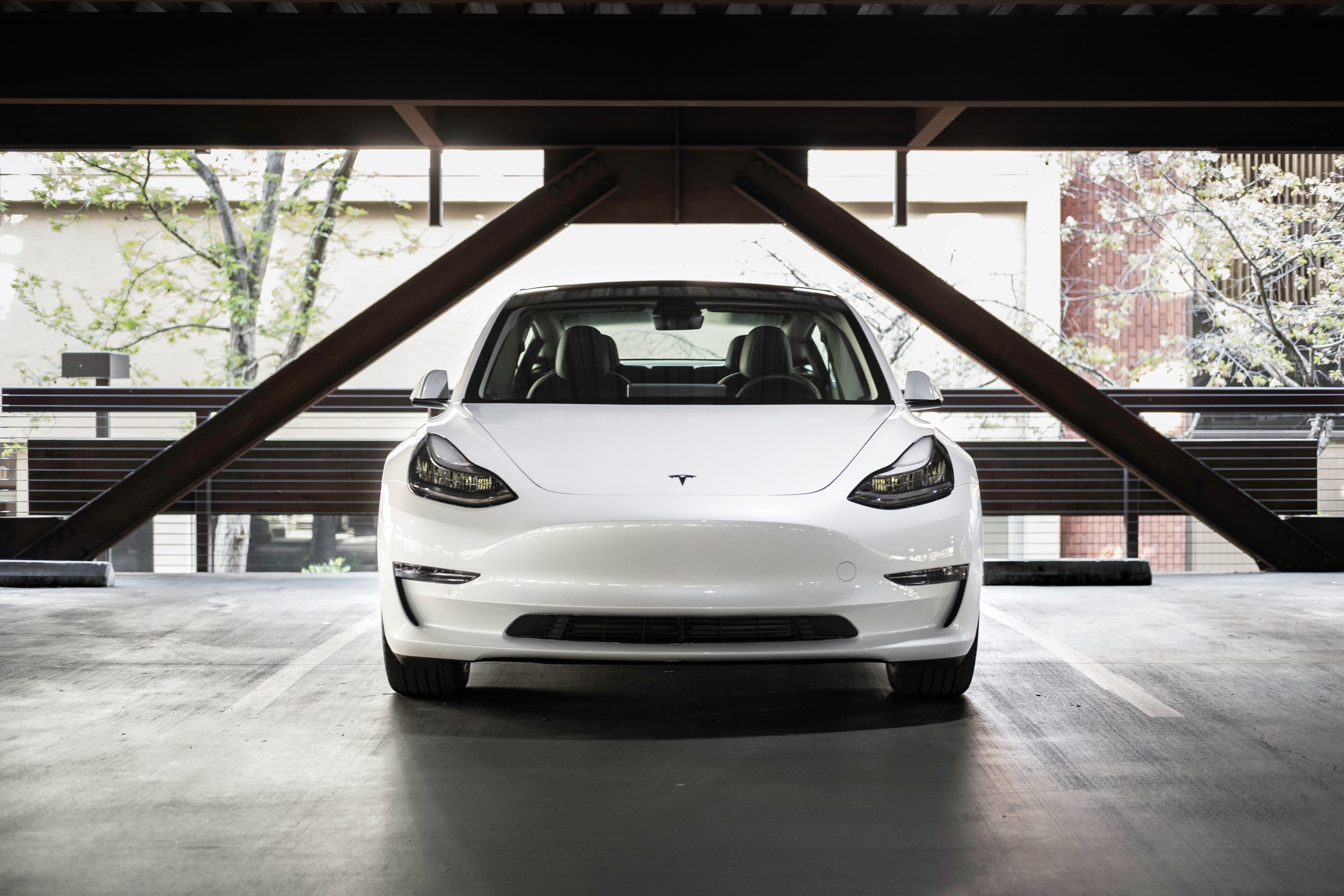 A Safer Way to Lift and Support Your Tesla – RENNSTAND